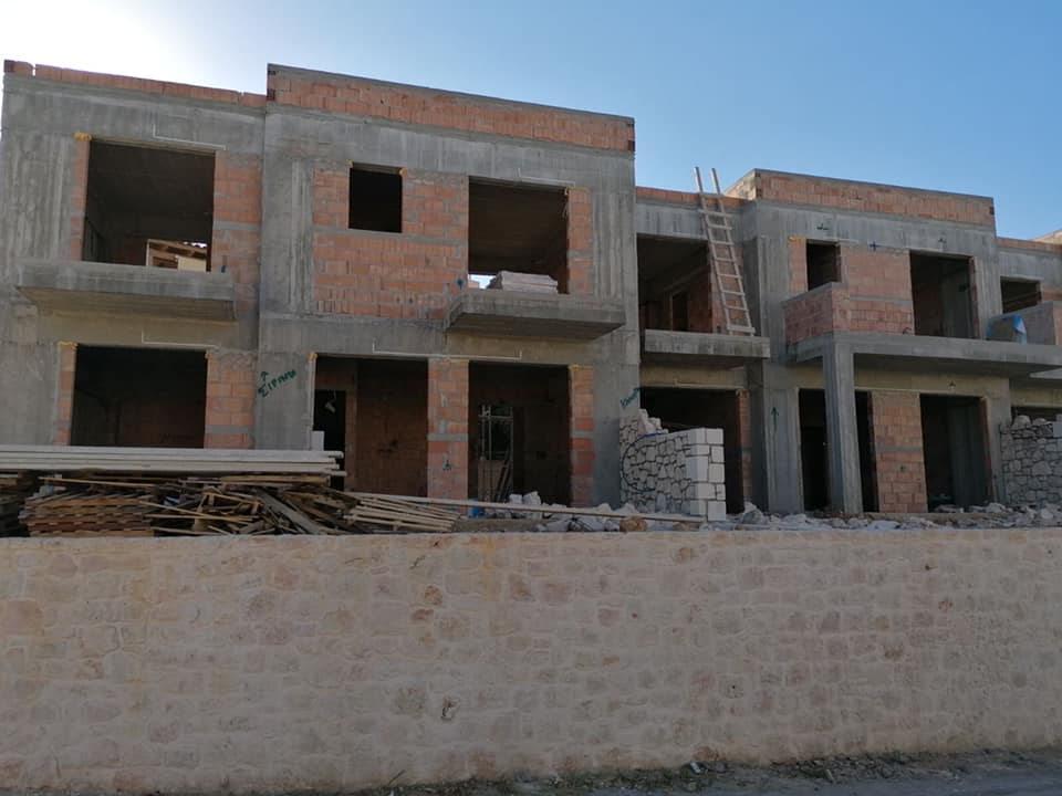 ΣΥΓΚΡΟΤΗΜΑ ΤΡΙΟΡΟΦΩΝ ΚΑΤΟΙΚΙΩΝ ΜΕ ΠΙΣΙΝΑ - Ηλεκτροδυναμική